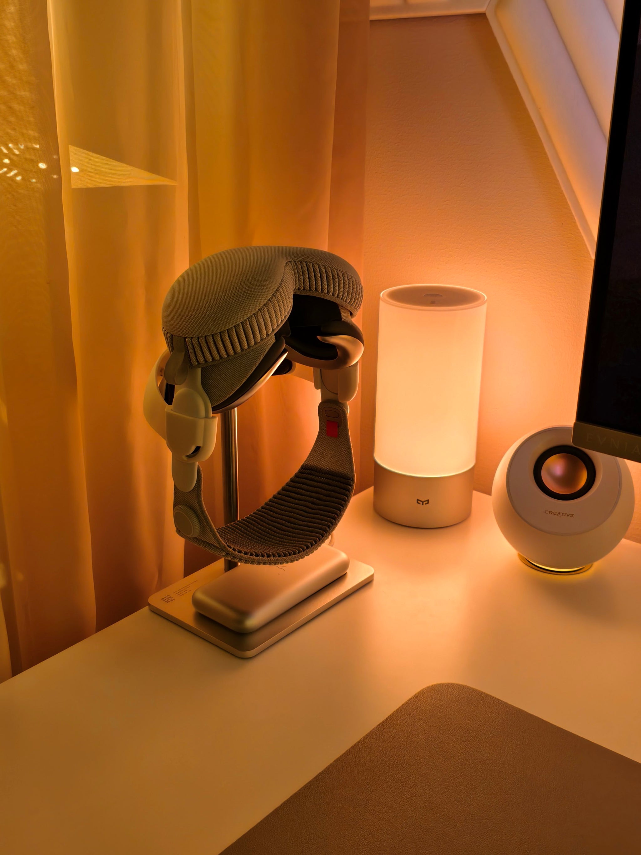 Apple Vision Pro Stand – BIONIC